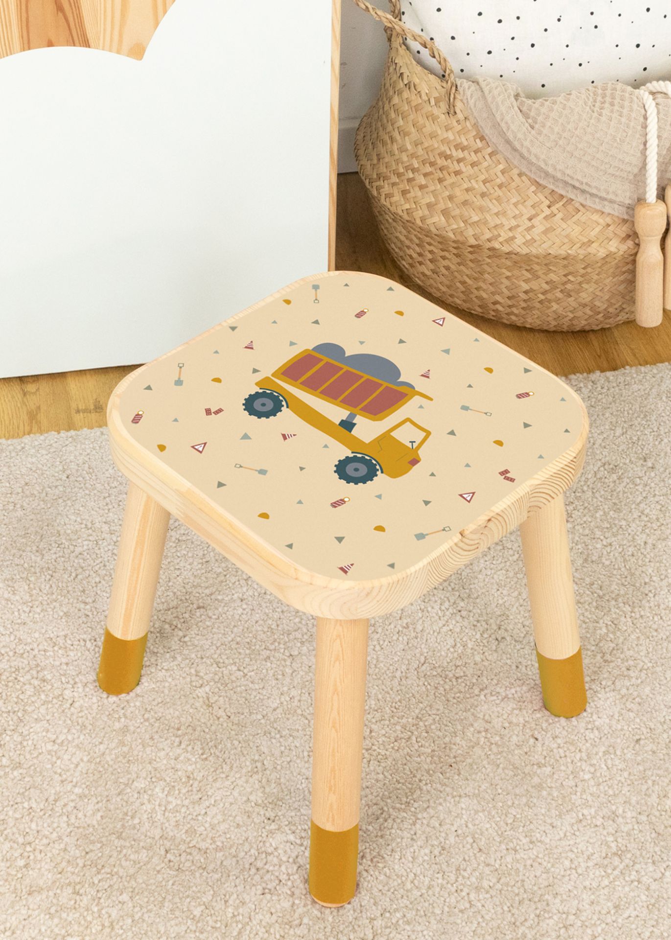 IKEA Kinderhocker verschönern mit passender Klebefolie